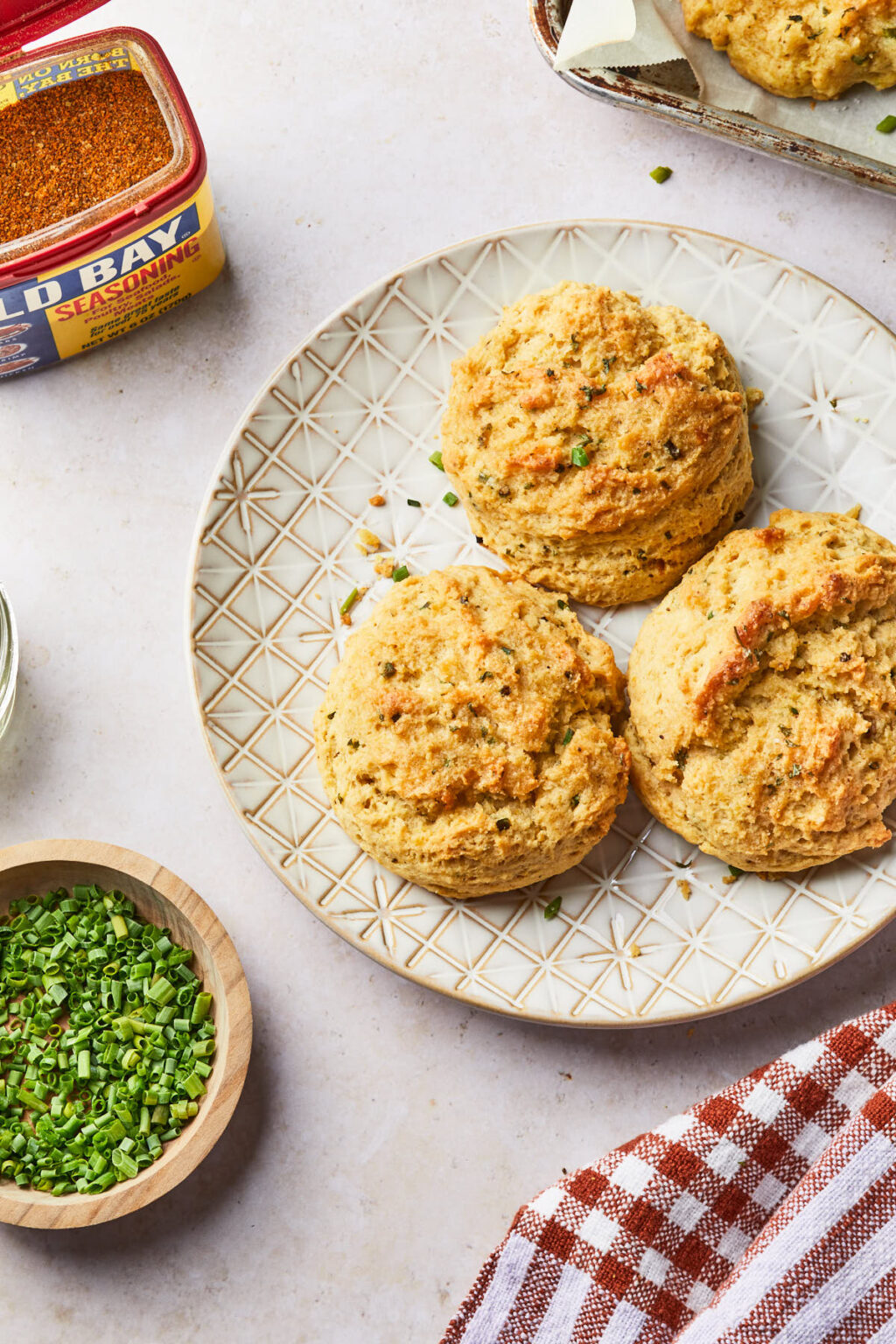 Cheddar Bay Biscuits (dairy free, vegan!) - Simply Whisked
